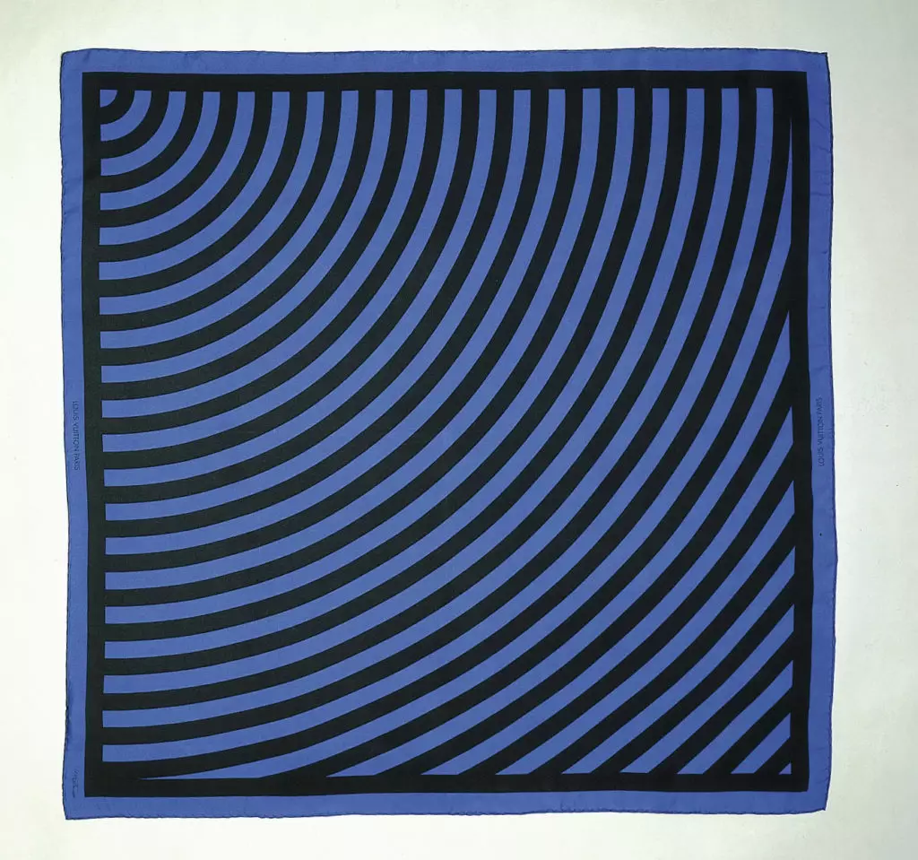 Una sciarpa di seta con opere d'arte di Sol LeWitt. Foto per gentile concessione di Louis Vuitton.