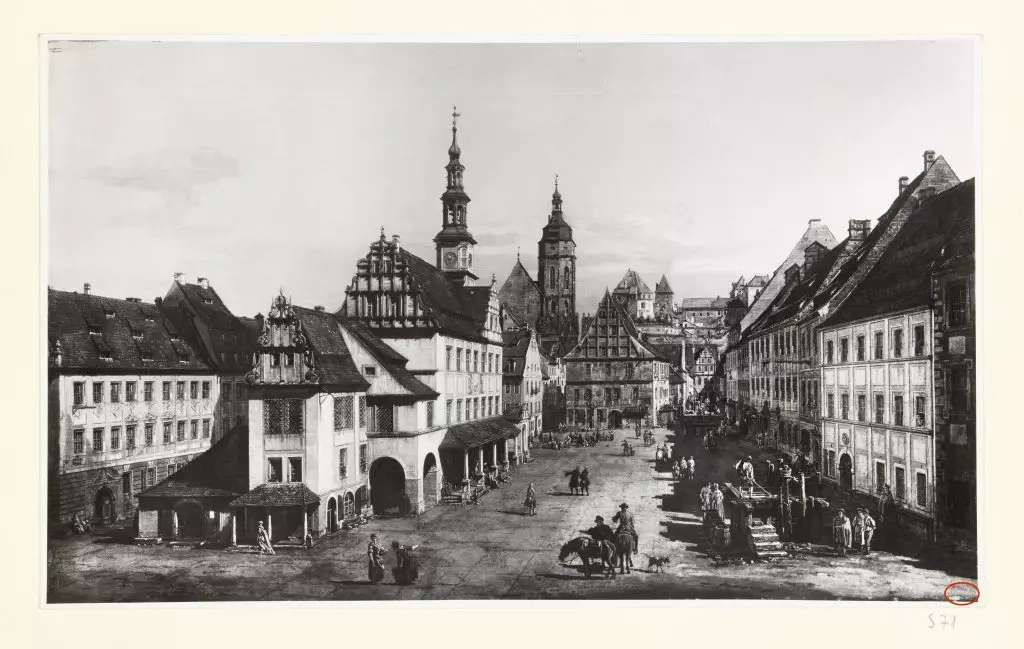 Dette fotografi af Bernardo Bellottos Markedspladsen i Pirna (ca. 1764) taget af kunsthandler Karl Haberstock, efter at han købte det af den jødiske samler Max Emden til Adolf Hitler, viser et svagt inventarnummer i hjørnet fra den tidligere ejer Gottfried Winkler Foto med tilladelse fra Monumenterne Mænds Fond.