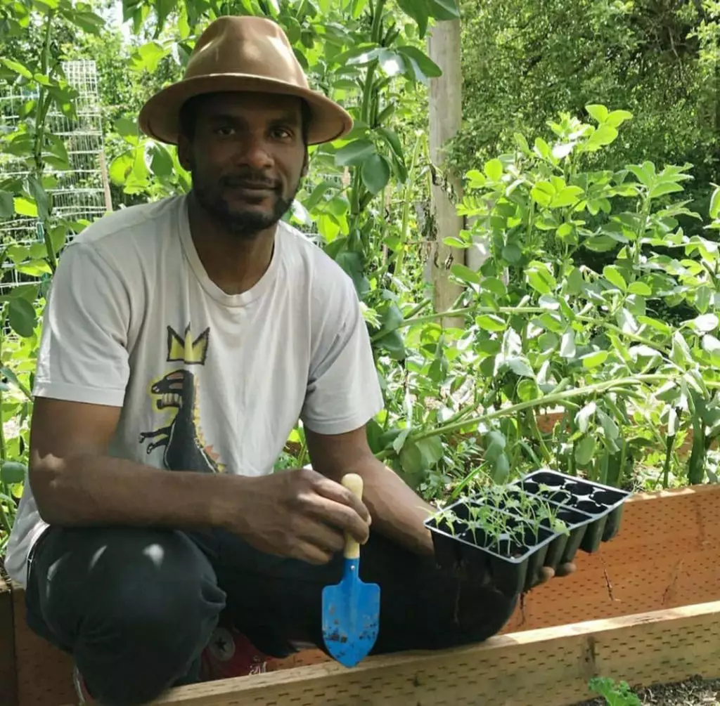 John Wesley na-arụ ọrụ n'ugbo mpaghara Seattle na ọrụ ọhụrụ ya, Seattle BIPOC Organic Food Bank. Foto nke Lizzy Miran/Danny Woo Community Garden sitere n'aka John Wesley.