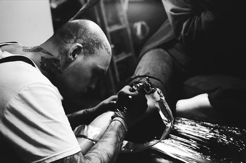 Joey Rosado tattooing. Diam duab courtesy of the artist.