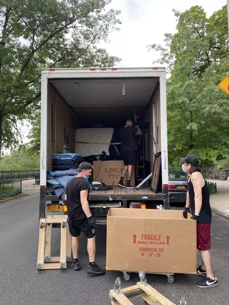 Joey Rosado på Sven's Moving-lastebilen med to av kollegene hans. Foto av Sarah Cascone.