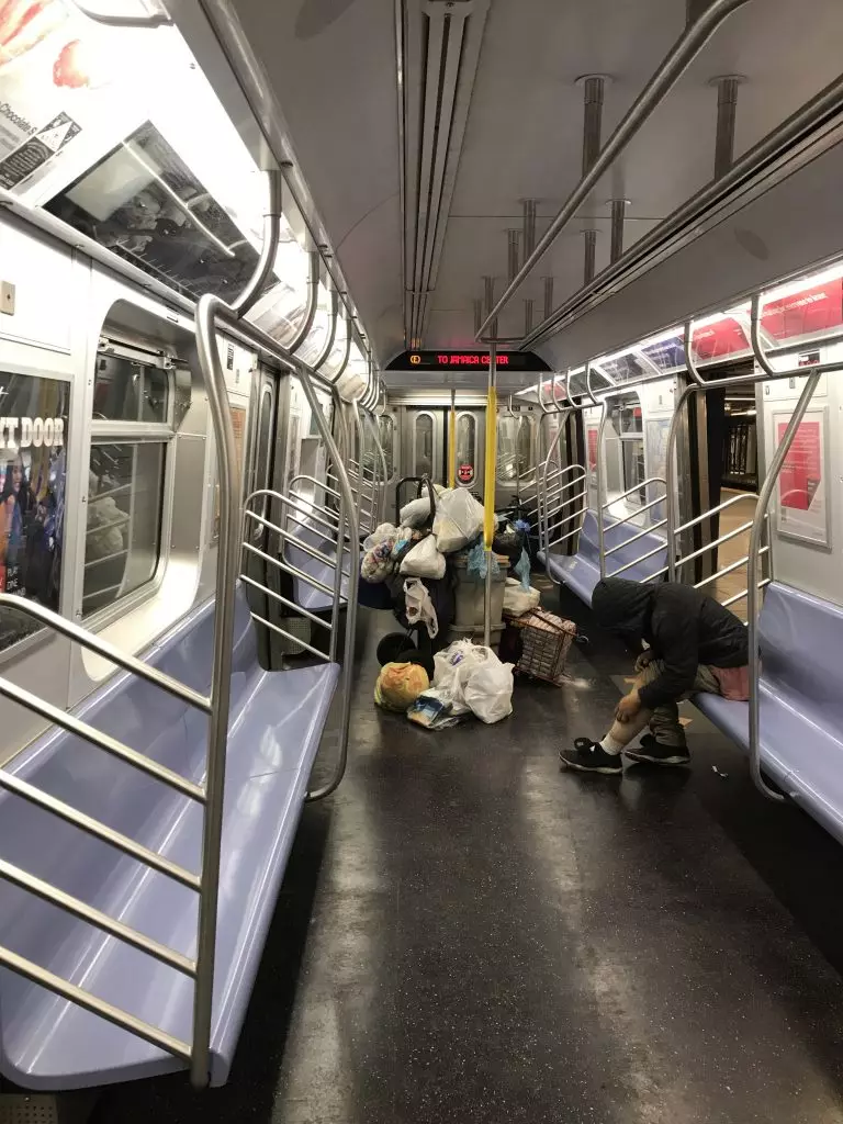 Kurt Boone fotografou Nova York durante a pandemia, incluindo moradores de rua no metrô. Foto de Kurt Boone.