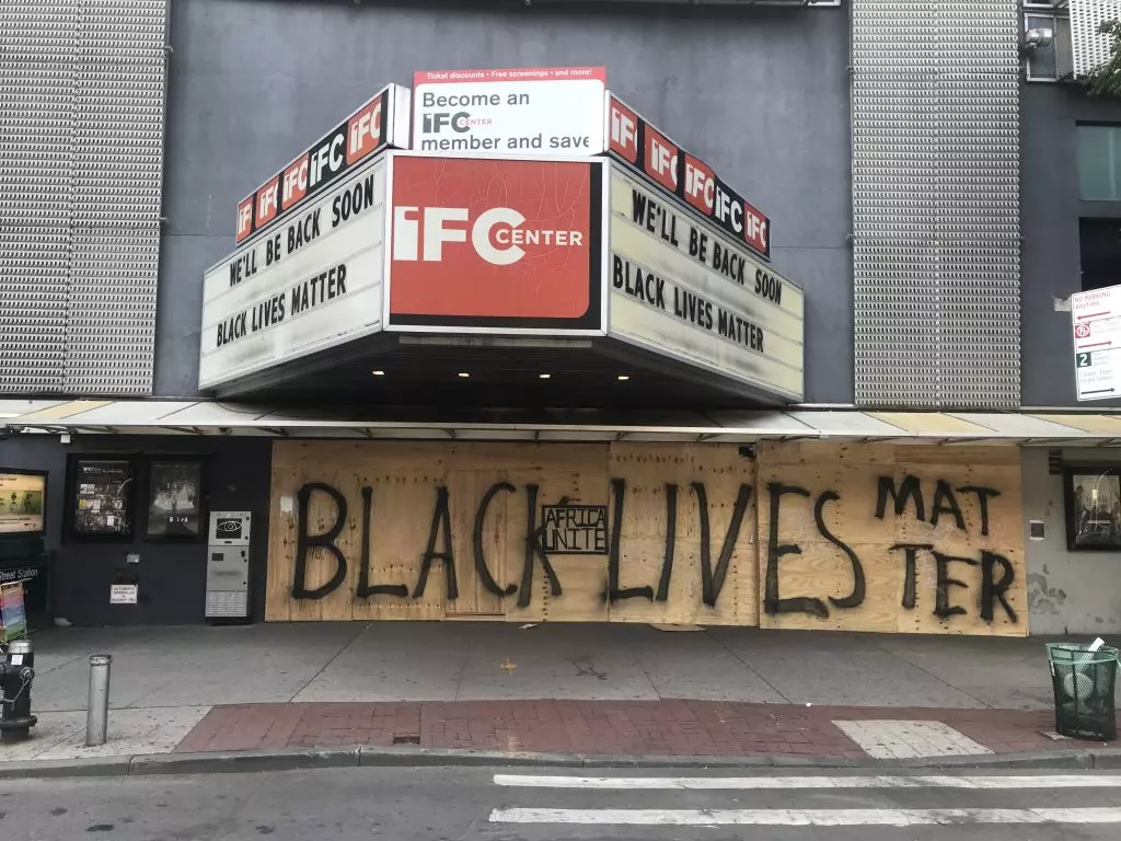 Kurt Boone eseela ihe mgbochi plywood kpuchie na graffiti n'oge ngagharị iwe George Floyd na New York. Foto nke Kurt Boone.