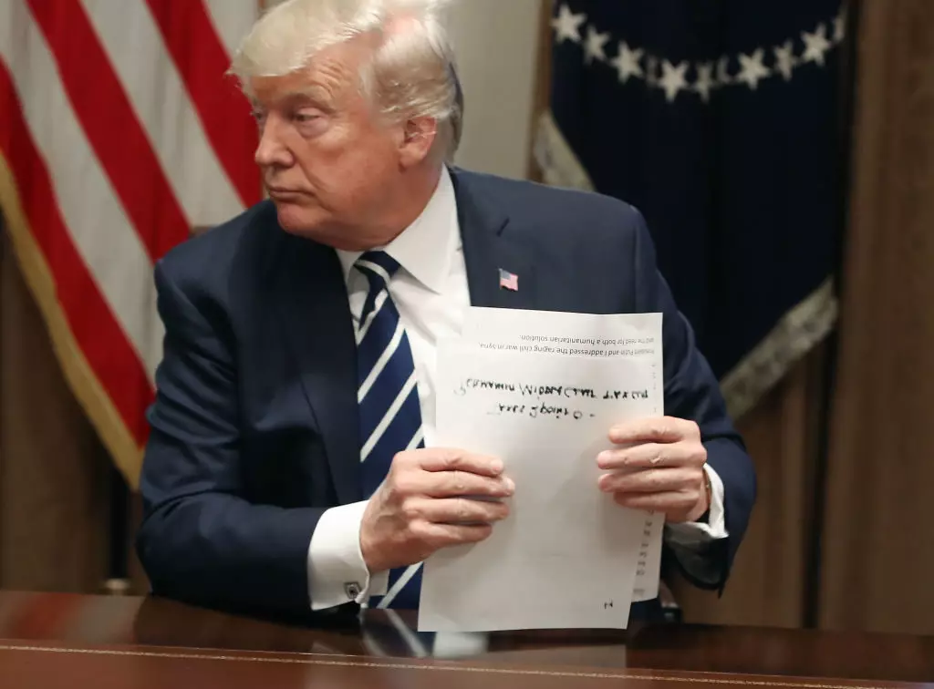 El presidente de los Estados Unidos, Donald Trump, sostiene sus notas mientras habla sobre su reunión con el presidente ruso, Vladimir Putin, el 17 de julio de 2018. Fotografía de Mark Wilson/Getty Images.