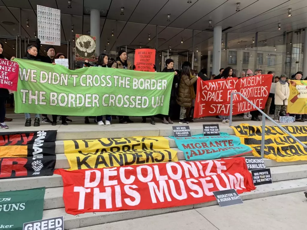 Protestas de Descolonize This Place no Whitney Museum of American Art. Foto cortesía de @nycDSAantiwar.