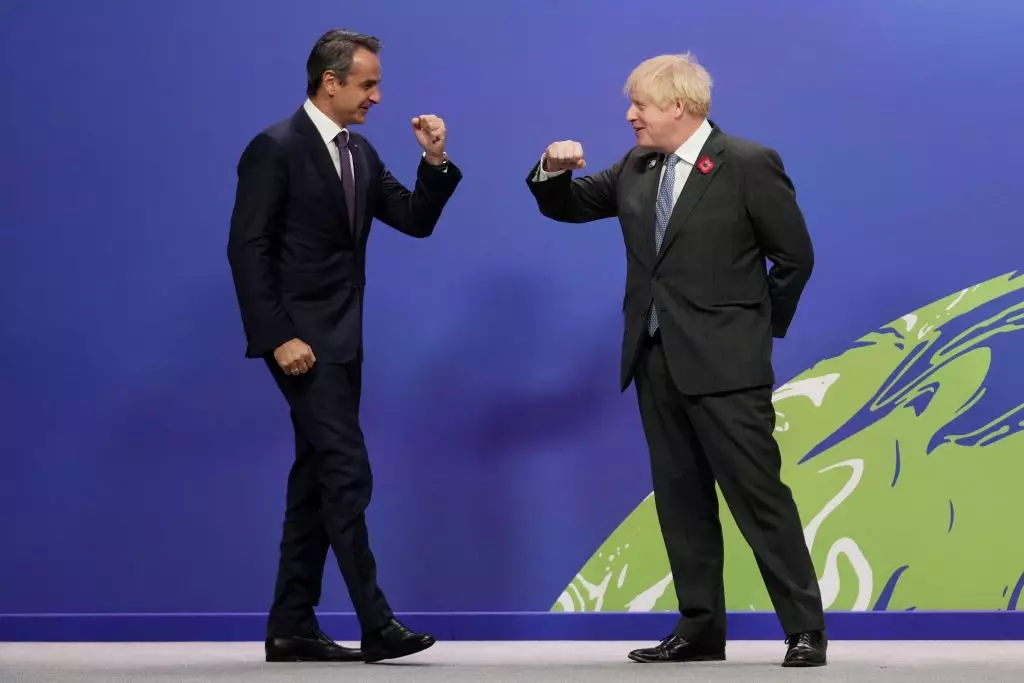 Kryeministri britanik Boris Johnson (R) përshëndet kryeministrin grek Kyriakos Mitsotakis ndërsa mbërrijnë për ditën e dytë të COP26 në SECC më 1 nëntor 2021 në Glasgow, Skoci. Foto nga Christopher Furlong/Getty Images.