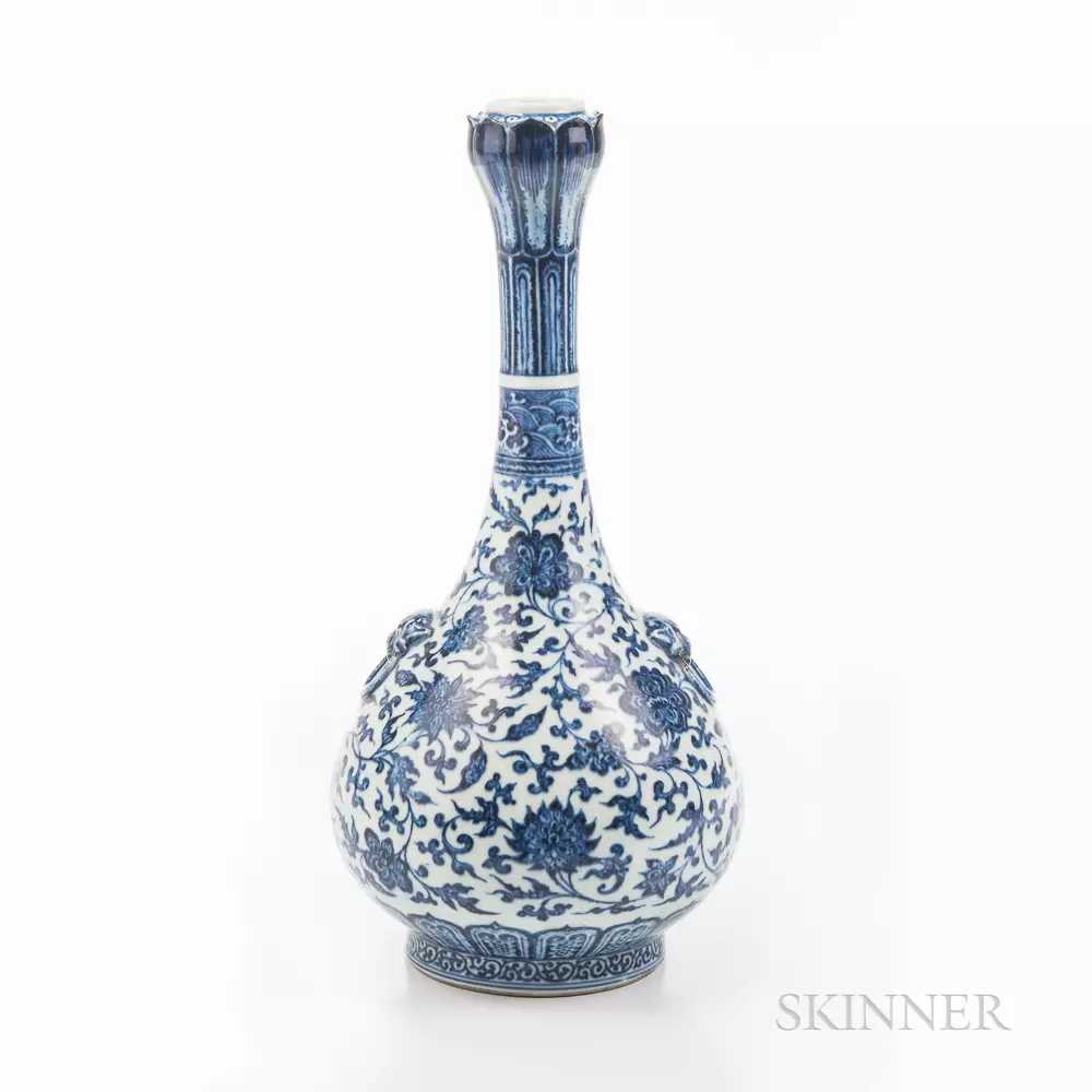 Kinesisk blå og hvid Lotus-mund-flaskevase, med tilladelse fra Skinner Auctions.