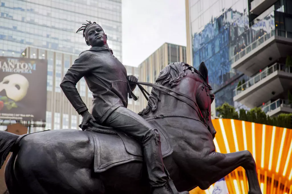 Kehinde Wiley, tsaho momba ny ady (2019). © 2019 Kehinde Wiley. Courtesy of the Virginia Museum of Fine Arts, Times Square Arts, ary Sean Kelly. Sary: Ka-Man Tse ho an'ny Times Square Arts.