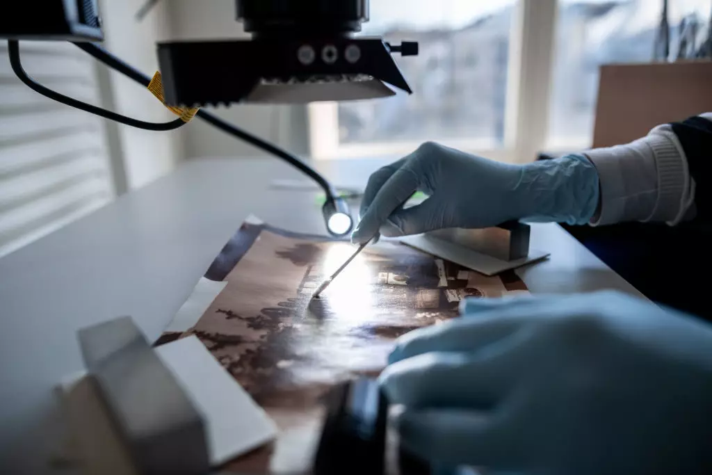 Ein Restaurator bei der Arbeit. Foto von Fabian Strauch/Picture Alliance via Getty Images.