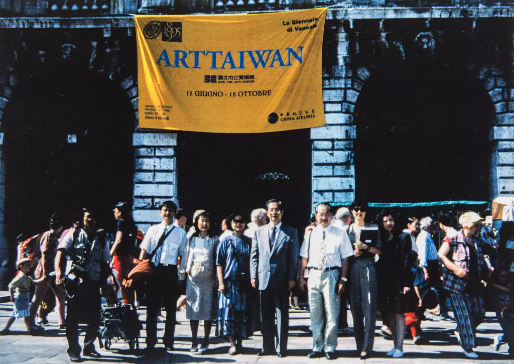 I le 1995, na auai muamua le Taiwan Exhibition i le Venice Biennale ma le autu "Art Taiwan". O le au gaosiga na pueina ata i le faitotoa o Palazzo delle Prigioni. Fa'aaloaloga a Taipei Fine Arts Museum.