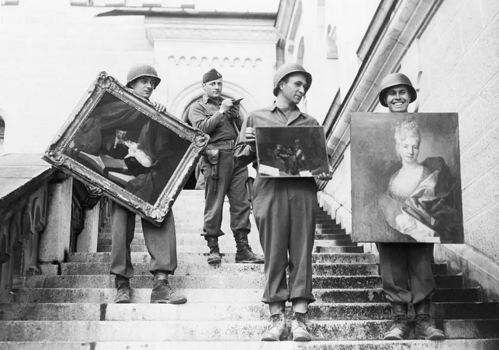 Soldats recuperant tres quadres del castell de Neuschwanstein a Fussen, Alemanya, on formaven part de la col·lecció saquejada pels nazis dels països conquerits. Foto: Getty Images.