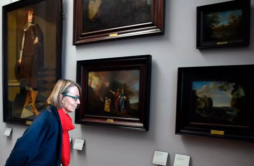 Ny minisitry ny kolontsaina frantsay tamin'izany fotoana izany, Françoise Nyssen, dia nanadihady ireo sary hosodoko tao amin'ny Louvre izay tsy mbola fantatra ny tompony. Sary: Alain Jocard/AFP/Getty Images.