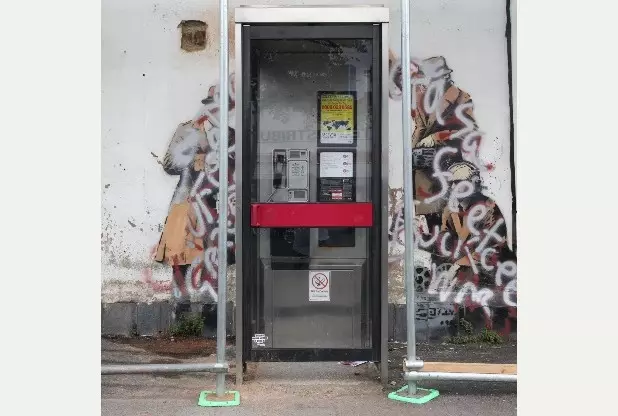 Banksy, Spy Booth (2014), tam sim no vandalized. Yees duab: ntawm Western Daily Press.