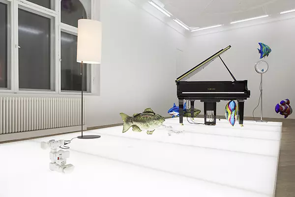 Philippe Parreno, Quasi Objects: My Room is a Fish Bowl, AC/DC Snakes, Happy End, Il Tempo del Postino, Opalescent Acrylic Glass Podium, Disklavier Piano (2014) Foto: © Andrea Rossetti, Courtesy the artist and Esther Schipper, Berlin