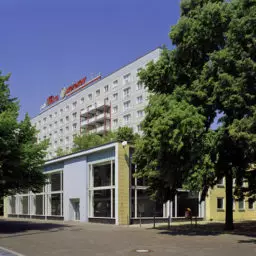 The exterior of Capitain Petzel Gallery on Karl Marx Allee Poto: Stephan Müller