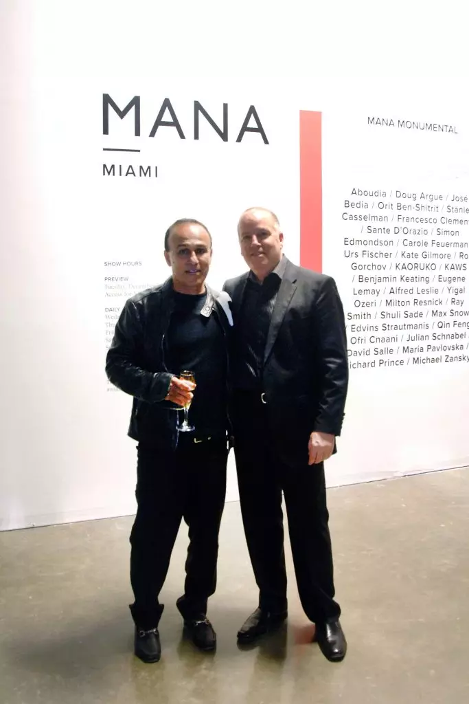 Moishe Mana [L] и Eugene Lemay [R] на партито на Mana Contemporary Gallerist's Party, декември 2014 г. © Патрик МакМълън. Снимка: Ерик Пуотинен/patrickmcmullan.com.