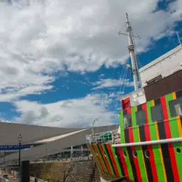 Carlos Cruz-Diez、Dazzle Ship Liverpool、2014年写真：Helen Hunt