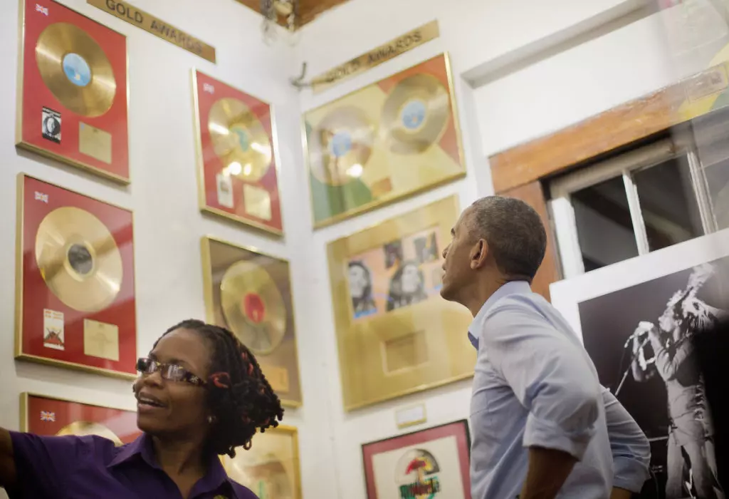 Obama ispituje Marleyjevu kolekciju zlatnih i platinastih ploča. Foto: Pablo Martinez Monsivais/Associated Press