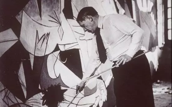 Pablo Picasso bekerja pada Guernica (1937).