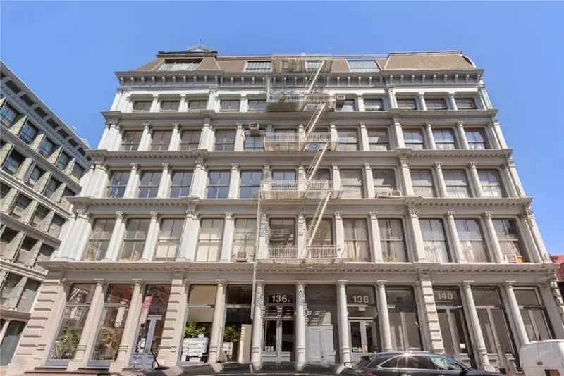 Sohodakı 138 Grand Street-in fasadı. Şəkil DouglasElliman.com vasitəsilə