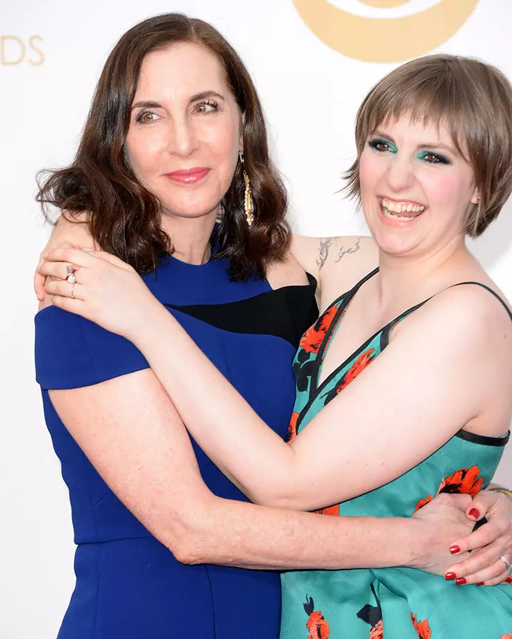 Menininkė Laurie Simmons ir jos dukra aktorė Lena Dunham 65-osiose kasmetinėse Primetime Emmy apdovanojimuose 2013 m. Jason Merritt/Getty Images sutikimu.