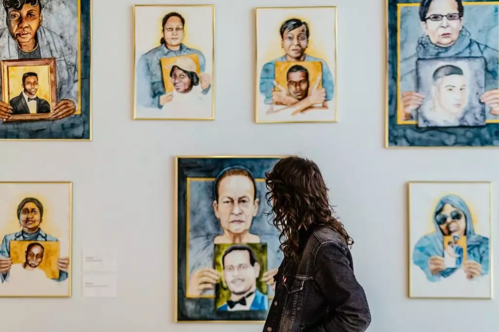 Tracy Hetzel creou esta serie de acuarelas de mulleres con retratos dos seus fillos que foron asasinados pola policía de Nova York para o Museo das fiestras rotas. Foto cortesía do NYCLU.