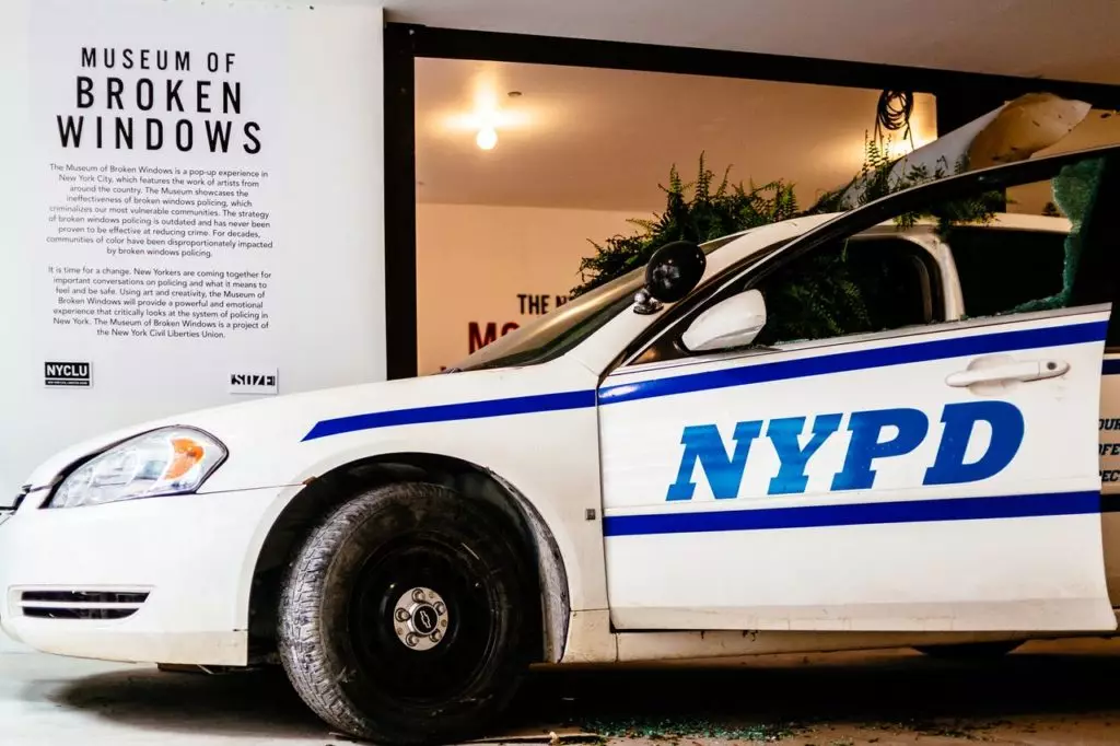 Escultura do coche de policía de Jordan Weber no Museo das Fiestras Rotas. Foto cortesía do NYCLU.