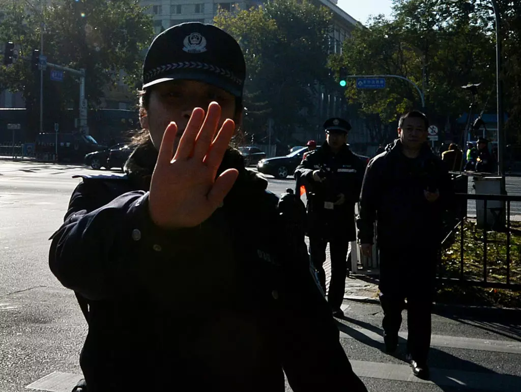 Pekingská polícia. Foto: MARK RALSTON/AFP/Getty Images)