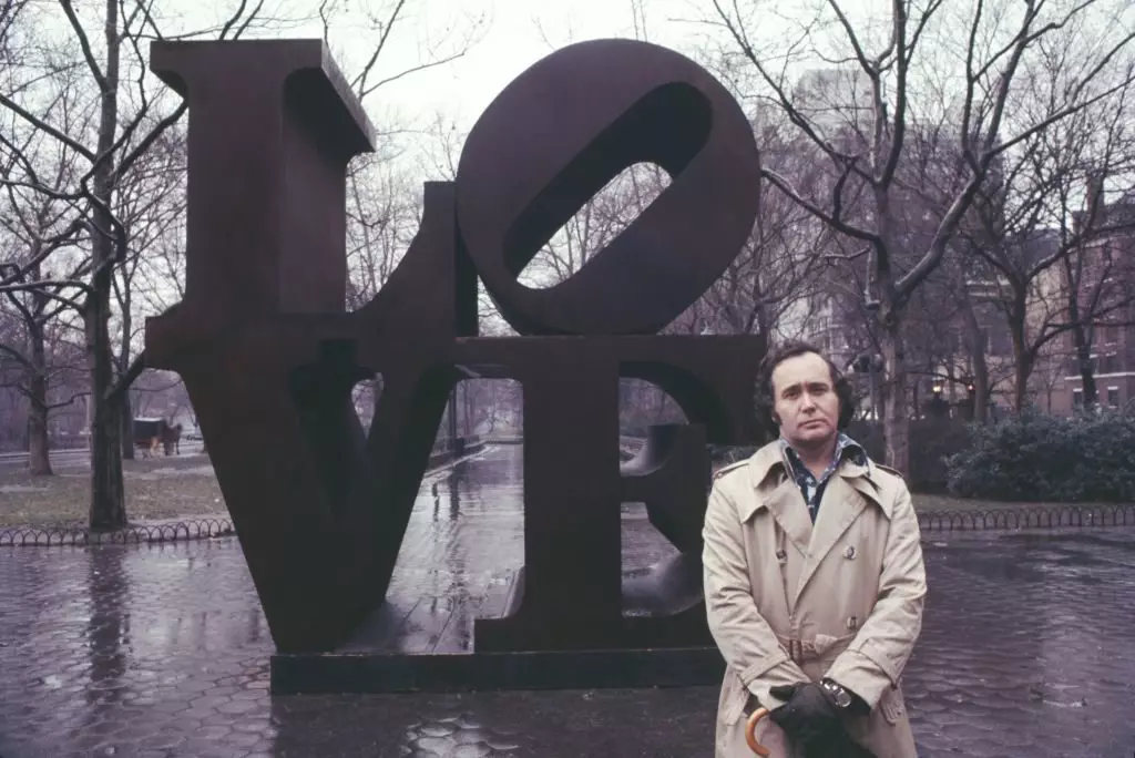 Robert Indiana dengan arca LOVEnya di Central Park, New York City pada tahun 1971. Foto: Jack Mitchell/Getty Images.