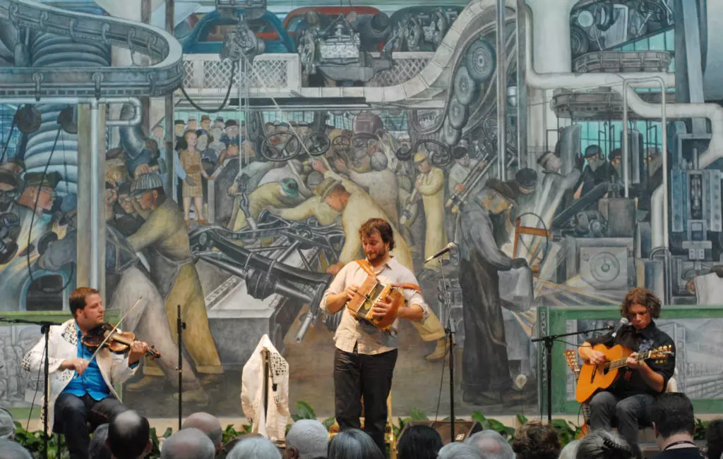 Ndị na-eme ihe nkiri n'ihu ụlọ ọrụ Detroit nke onye na-ese ihe Mexico bụ Diego Rivera na Detroit Institute of Arts na 2012. (Foto nke Paul Warner/Getty Images)