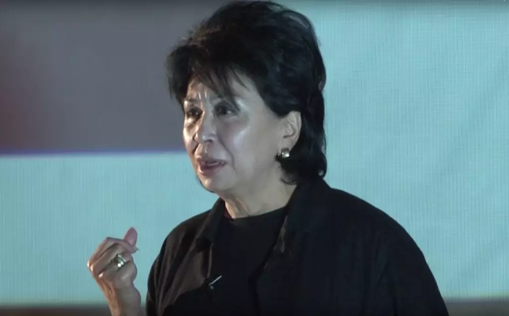 Mira Dzhangaracheva susținând o discuție TEDx în 2016.