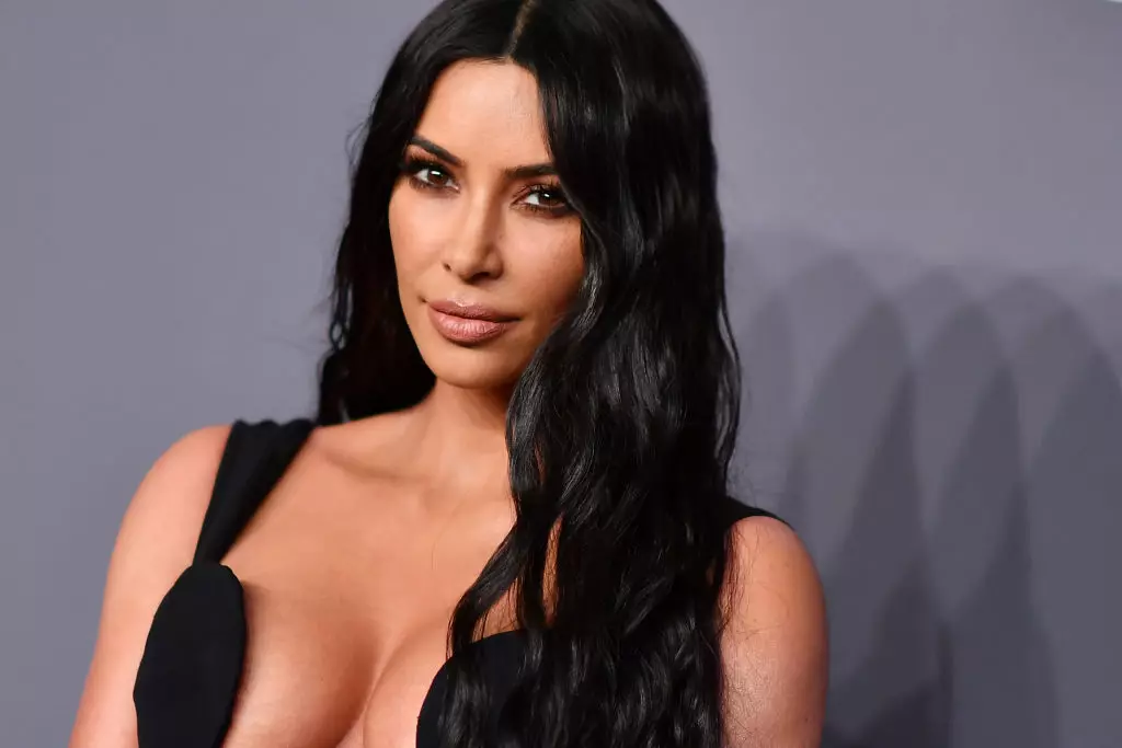 Kim Kardashian Mesti Melucutkan Arca Rom Purba Yang Pakar Katakan Dirompak Dari Itali