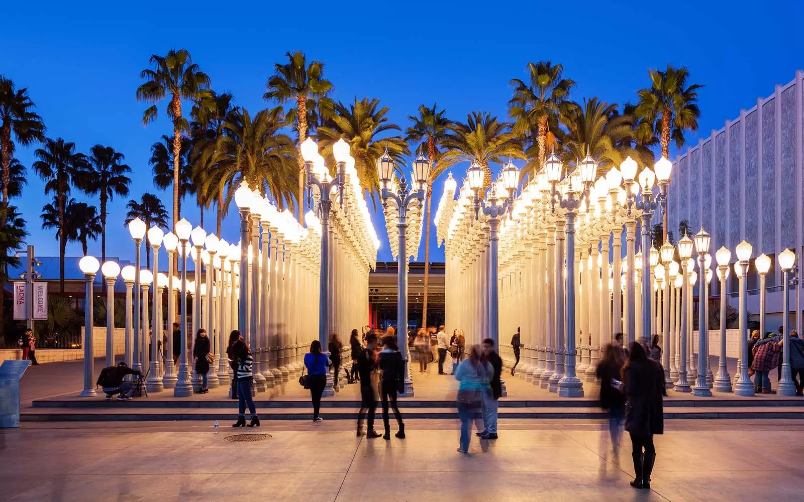 Un parco a tema indonesiano deve distruggere la sua replica di "Urban Light" di Chris Burden dopo aver perso un abito portato dalla tenuta dell'artista