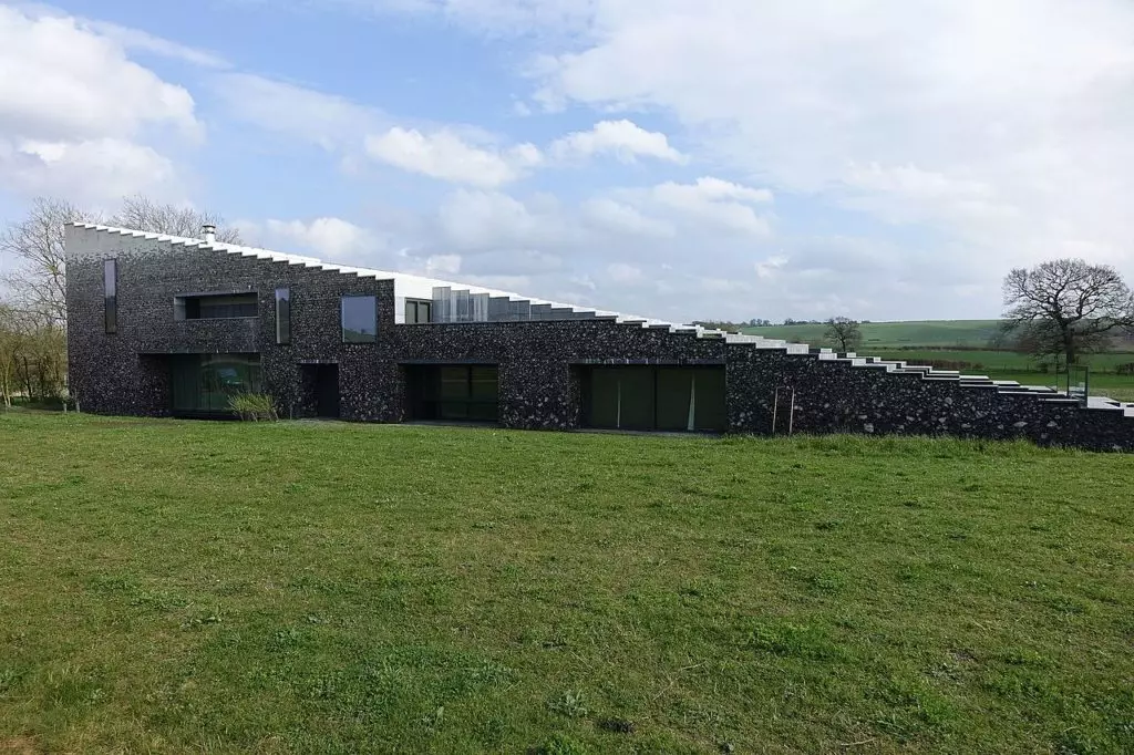 Iyo Flint House paWaddesdon Manor estate, mufananidzo nerubatsiro rwewikimedia commons.