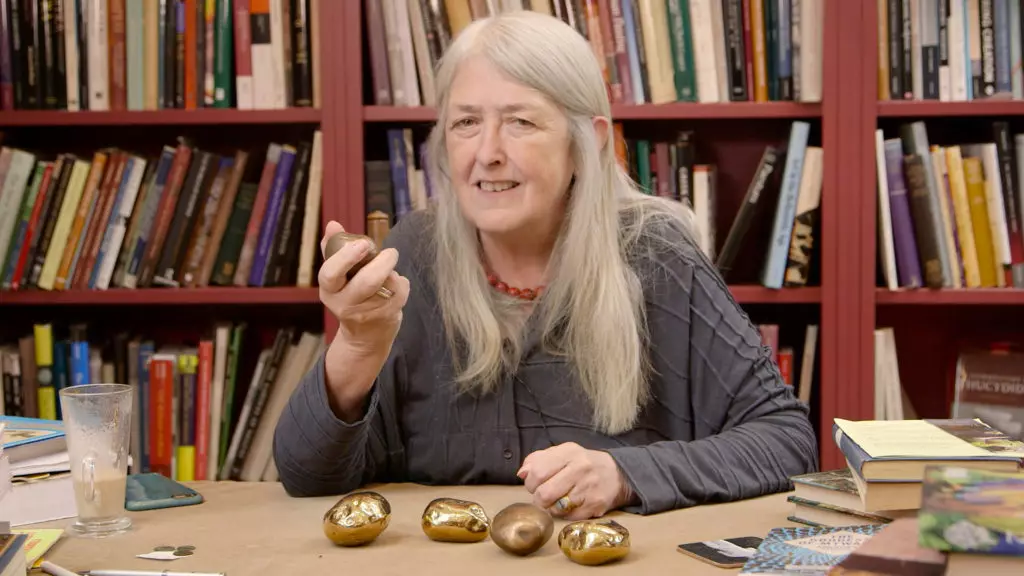 A professora Mary Beard fala sobre Potato Eaters de Subodh Gupta (2007). Foto: Gordon Beswick, cortesia de Hauser & Wirth.