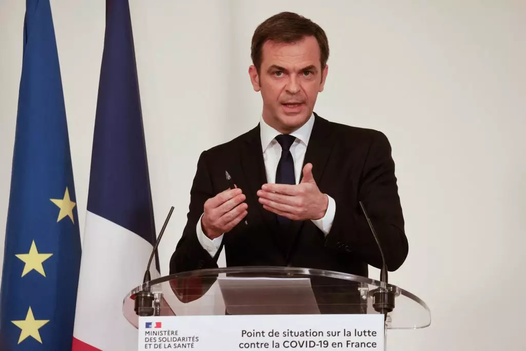 De franséische Gesondheetsminister Olivier Veran, hei op enger rezenter Pressekonferenz gesinn, huet dem franséische Staatsrot gesot datt d'Gesondheetsreglementer d'Konschtgalerie zoumaachen wärend der Sperrung. Foto: Ludovic Marin/AFP via Getty Images.