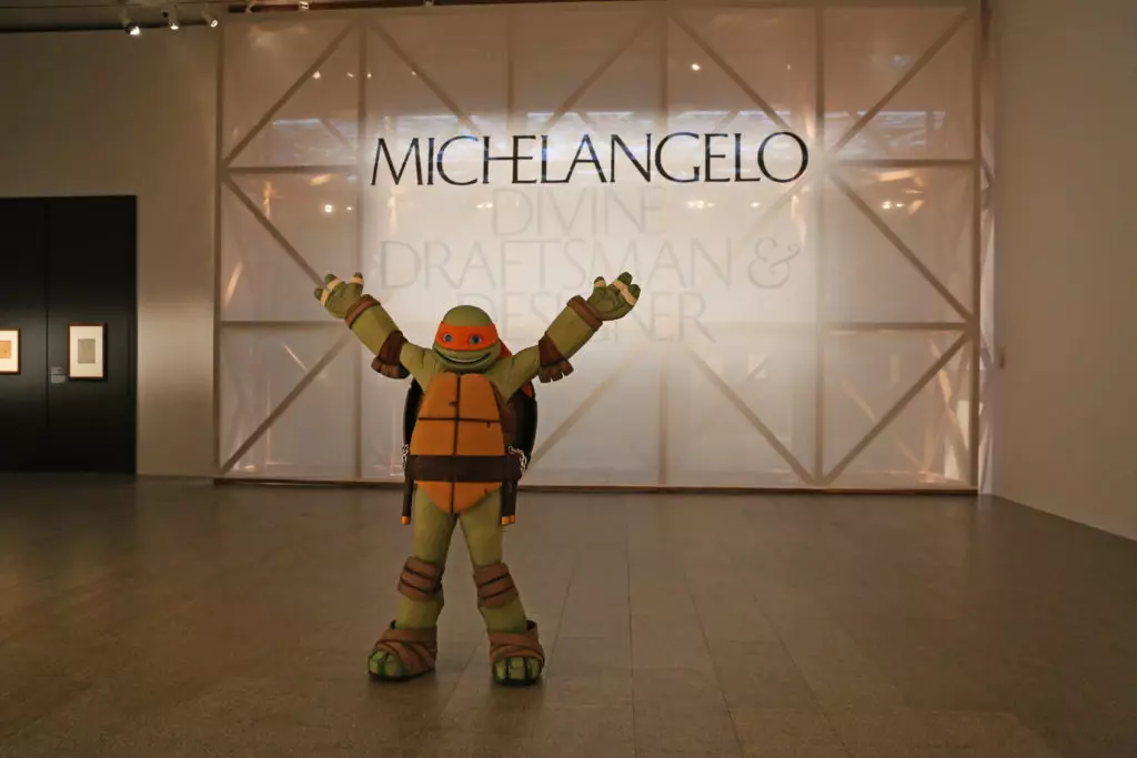 Teenage Mutant Ninja Turtle Michelangelo သည် Metropolitan ပြတိုက်သို့ ကြာသပတေးနေ့၊ ဇန်နဝါရီ 25 ရက်၊ 2018 တွင် လာရောက်လည်ပတ်ပါသည်။ ဓာတ်ပုံ၊ Metropolitan Museum of Art မှ ရည်ညွှန်းသော Rebecca Schear မှ ရိုက်ကူးပါသည်။