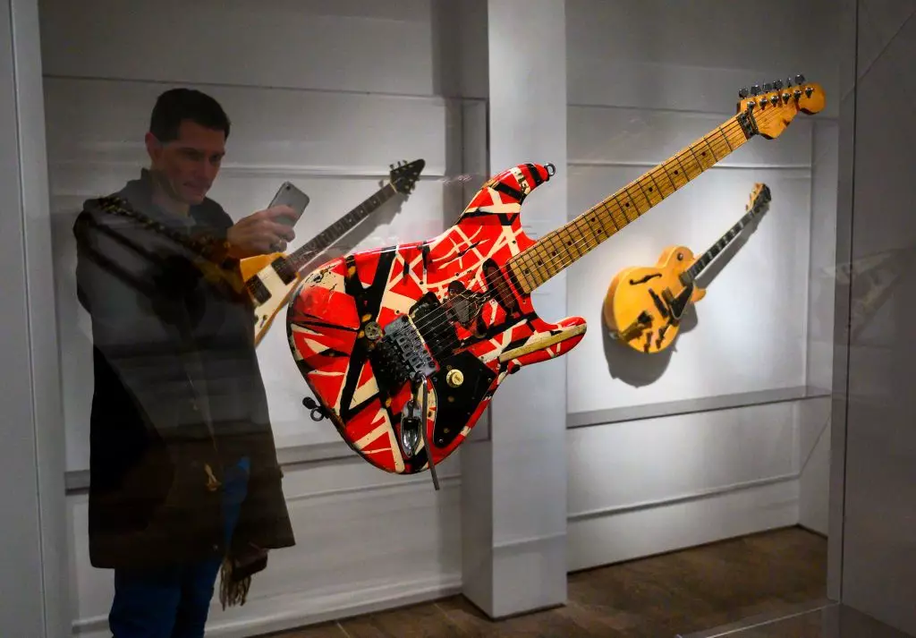 The Met e Hlōla Nyeoe Khahlanong le Sets'oants'o sa Lifoto Ea reng e Behile Setšoantšo sa Hae sa Eddie Van Halen Marang-rang Ntle le Tumello.