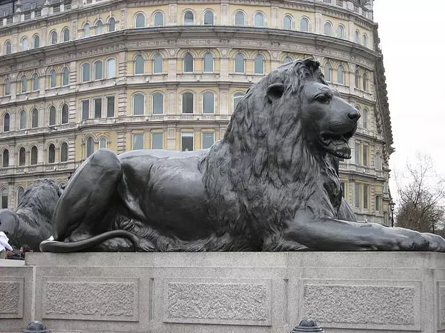 Lion à la base de la Colonne Nelson par Sir Edwin Landseer (1802-1873) (sculpteur), Trafalgar Square, Londres, Royaume-Uni. Avec l'aimable autorisation de Joaquin Martinez via Flickr