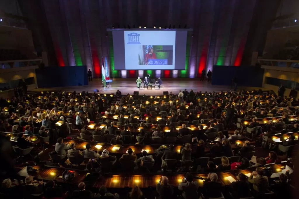 Ang Direktor-Heneral sa UNESCO nga si Irina Bokova sa Bulgaria naghatag ug pakigpulong sa hedkuwarter sa UNESCO sa Paris. Joel Saget/AFP/Getty Images.