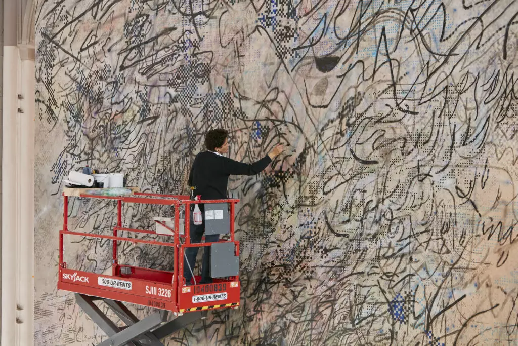 Julie Mehretu אין אַרבעט. העפלעכקייט די קינסטלער און Marian Goodman Gallery © Julie Mehretu; פאָטאָ Tom Powel Imaging, Inc.