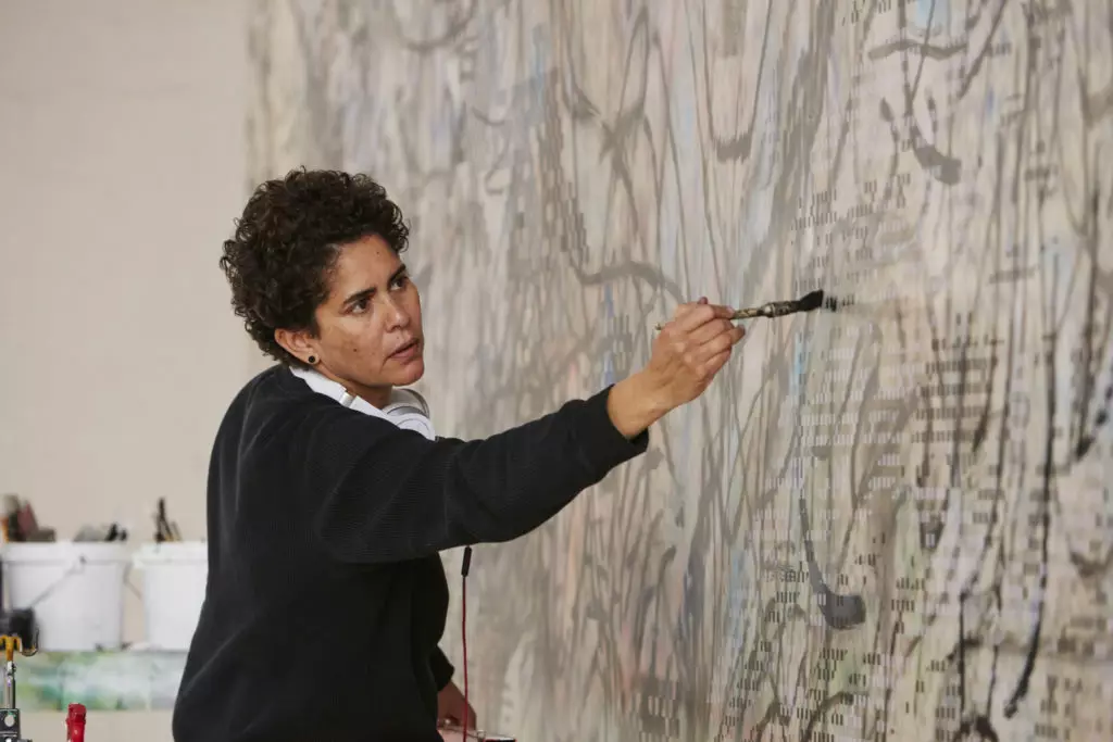 Julie Mehretu ຢູ່ບ່ອນເຮັດວຽກ. ມາລະຍາດຂອງສິລະປິນແລະ Marian Goodman Gallery ©Julie Mehretu; ຮູບພາບ Tom Powel Imaging, Inc.