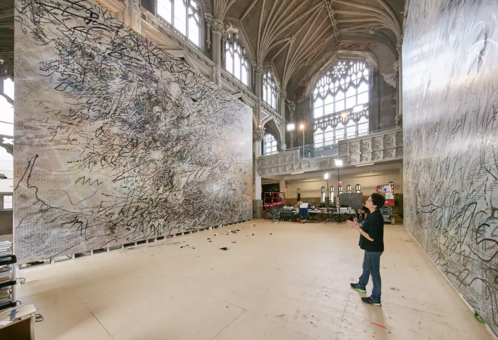 Julie Mehretu på jobb. Med tillatelse fra kunstneren og Marian Goodman Gallery © Julie Mehretu; bilde Tom Powel Imaging, Inc.