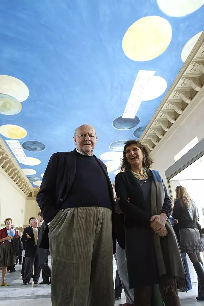 Cy Twombly v Salle des Bronzes, enem najstarejših oddelkov muzeja Louvre, z njegovo sliko zgoraj. Foto: Francois Guillot/AFP preko Getty Images.