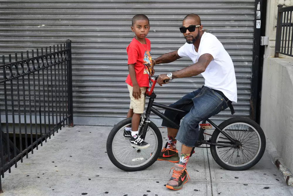 Otec a syn. Harlem 148th St, end of the 3 train, 2016. Zo série