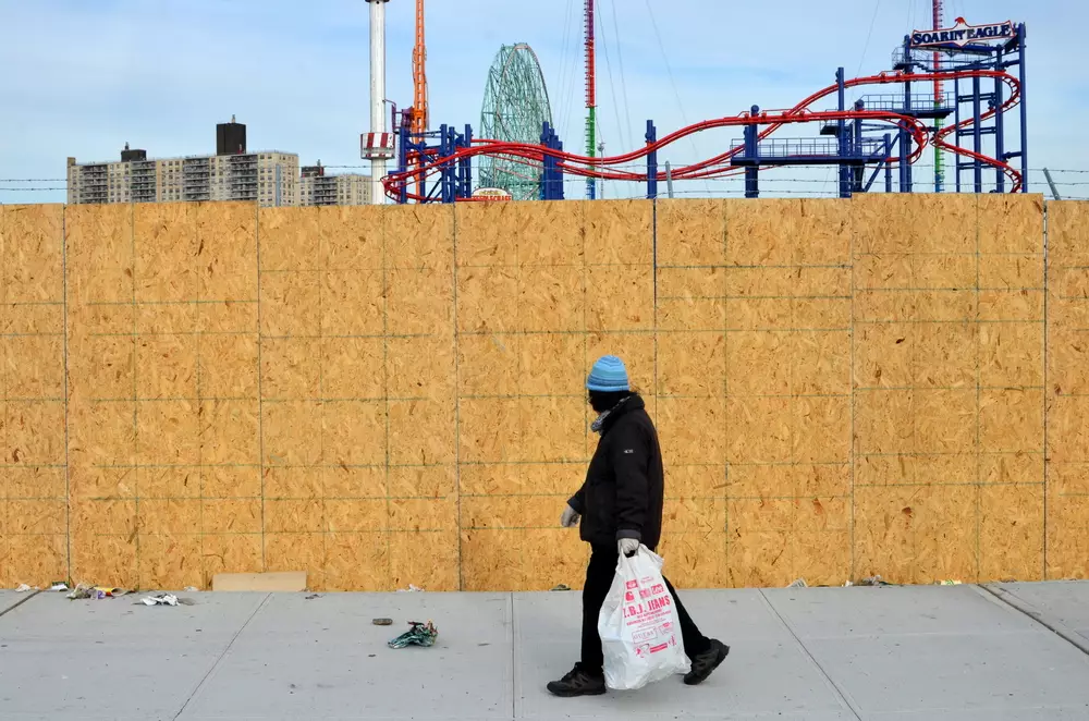 Coney Island, koniec vlakov D, F, N a Q; 2012. Zo série