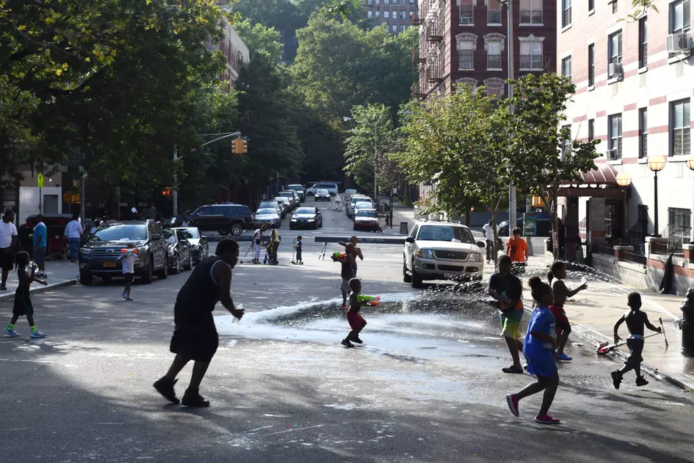 Požiarny hydrant blok party. Harlem 148th St, koniec 3 vlaku; 2016. Zo série