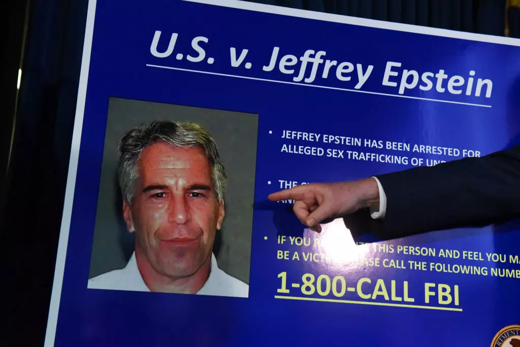 Dozgerê Navçeya Başûrê New Yorkê yê Dewletên Yekbûyî Geoffrey Berman sûcên li dijî Jeffery Epstein ragihand. Wêne ji hêla Stephanie Keith / Getty Images.