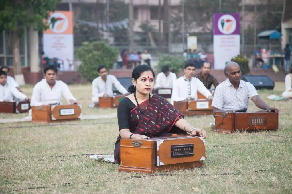 Reetu Sattar Lost Tune előadása a 17. Ázsiai Művészeti Biennálén, Banglades, Shilpakala Academy, 2016. december. A művész jóvoltából.