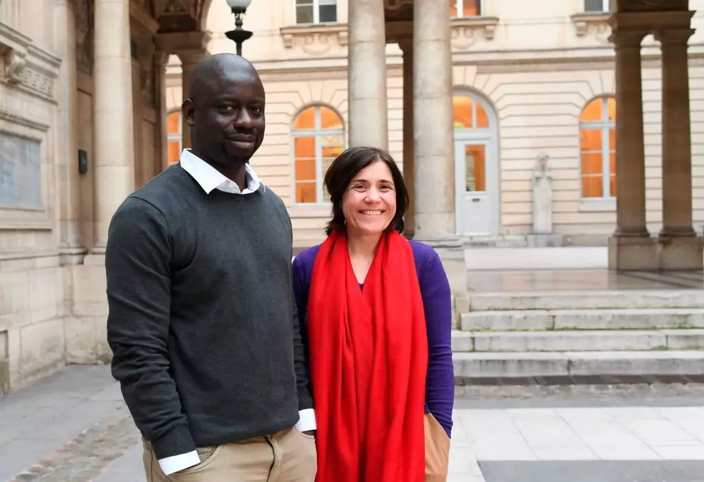 Felwine Sarr, ibumoso, hamwe na Benedicte Savoy. Ifoto: Alain Jocard / AFP / Amashusho ya Getty.